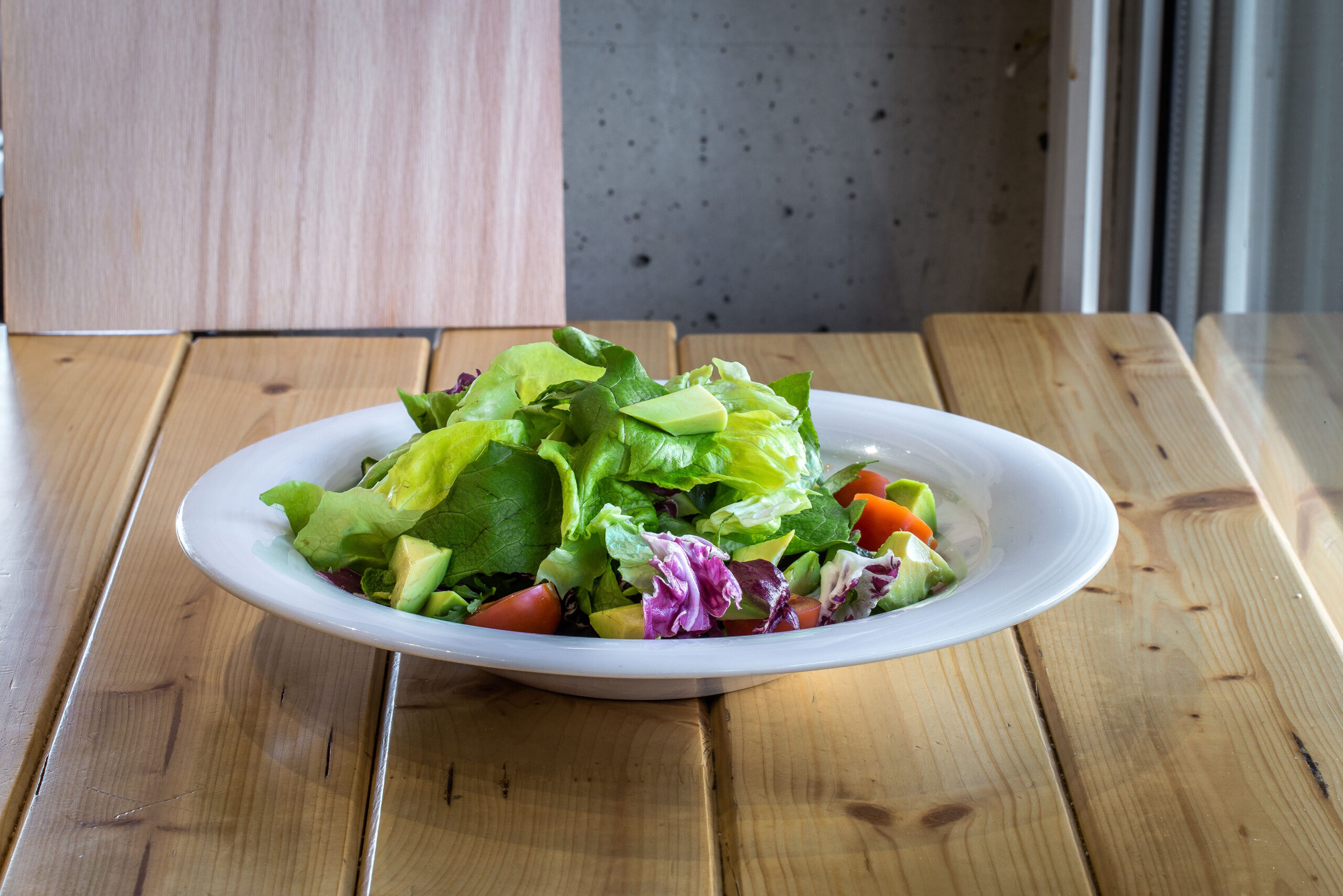 Salata cu avocado - Bread & Spices