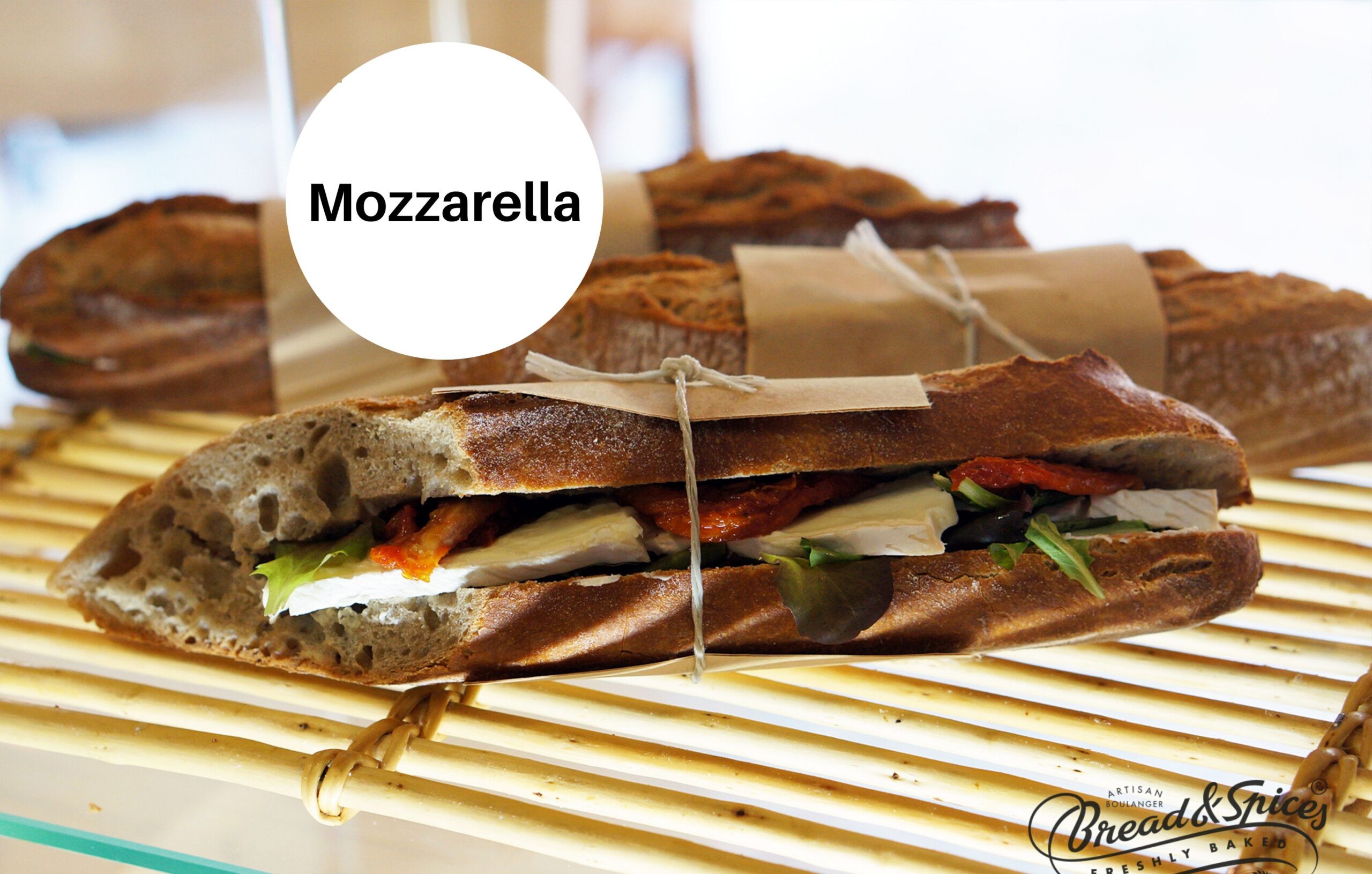 Sandwich cu mozzarella - Bread & Spices